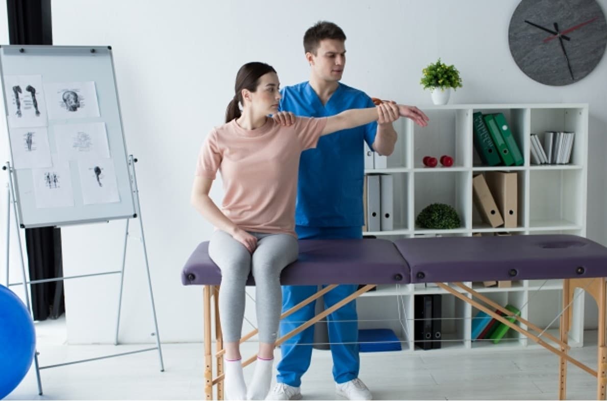 家族のために知っておくべき！脳血管障害リハビリ180日以降の選択肢と継続ポイント - 訪問リハビリのネクストステップス